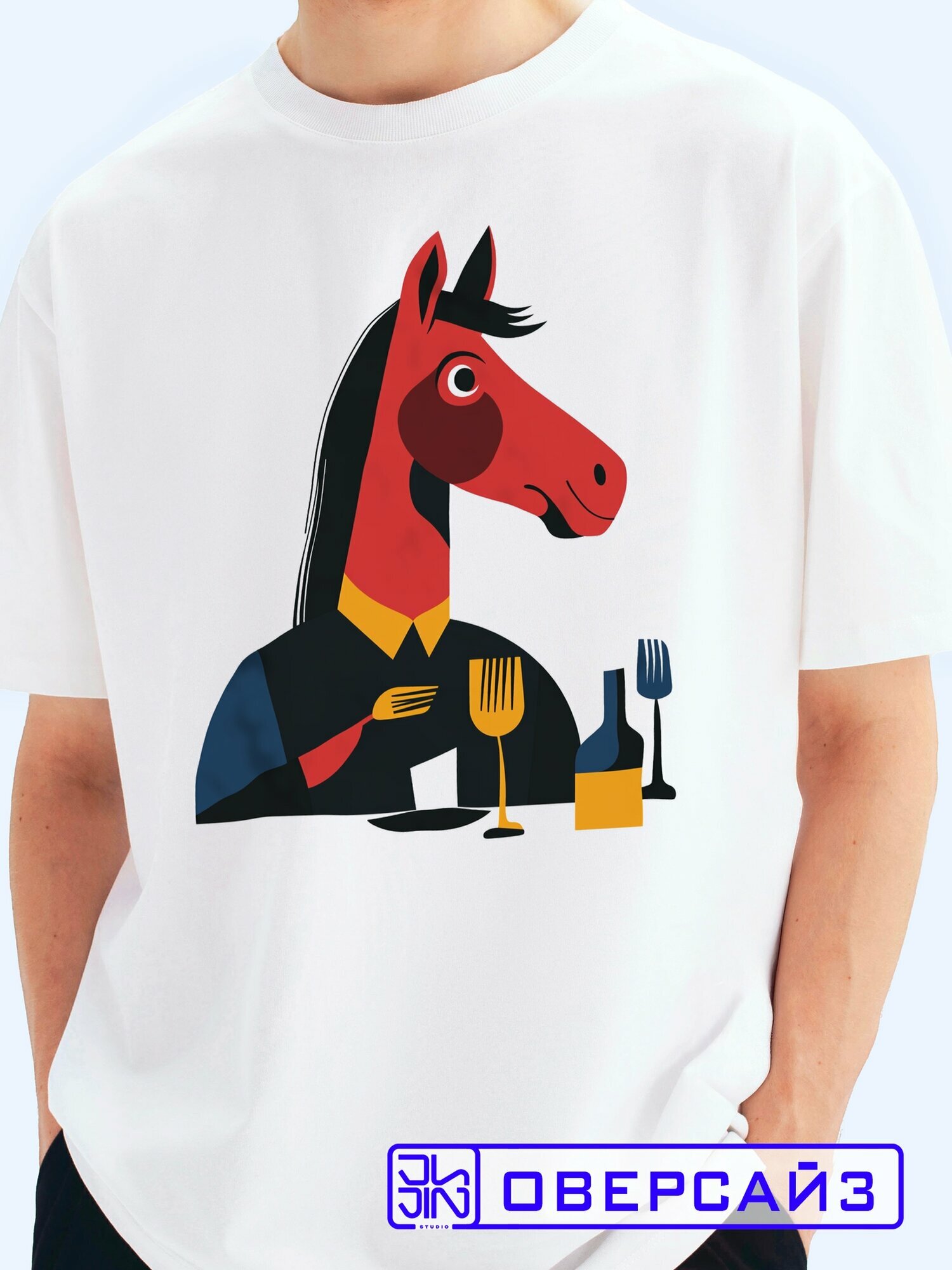 Футболка оверсайз мужская с принтом Смешная геометрическая лошадь черно-красная с бутылкой и красными бокалами, белый хлопковый трикотаж с прикольным рисунком на груди