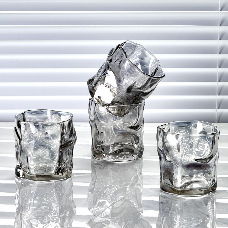 Графин для воды и напитков стеклянный со стаканами ，4 чашки