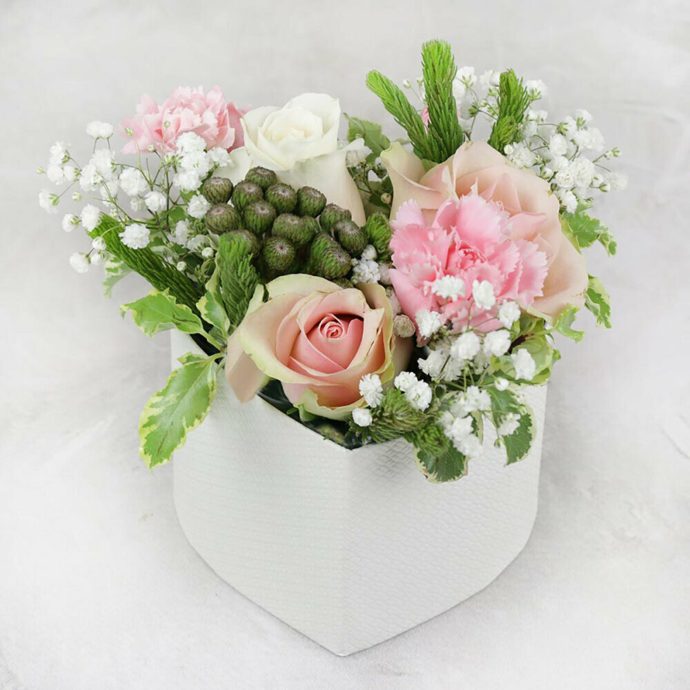 Букет "Букет Маркет", розы, гвоздика, бруния, гипсофила, питтоспорум, S, 15см