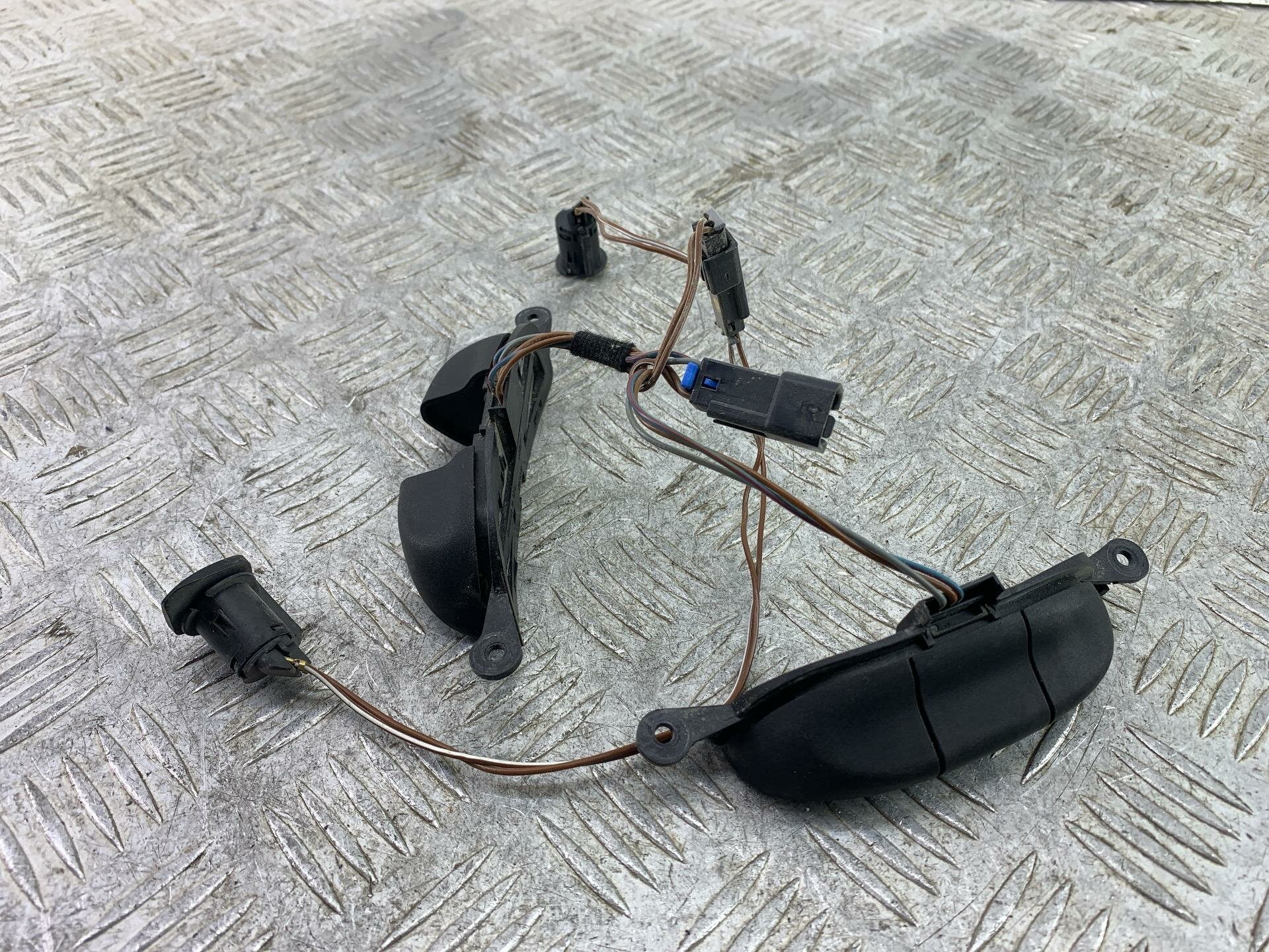 Кнопки управления на руле Opel Zafira A (1999 - 2003) 90561159