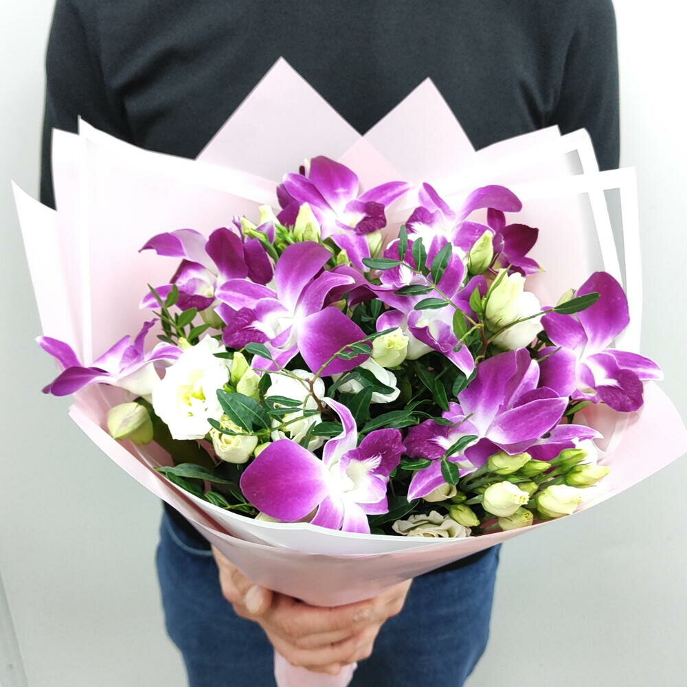 Букет " Розовый жемчуг" с розовой орхидеей дендробиум и эустомой