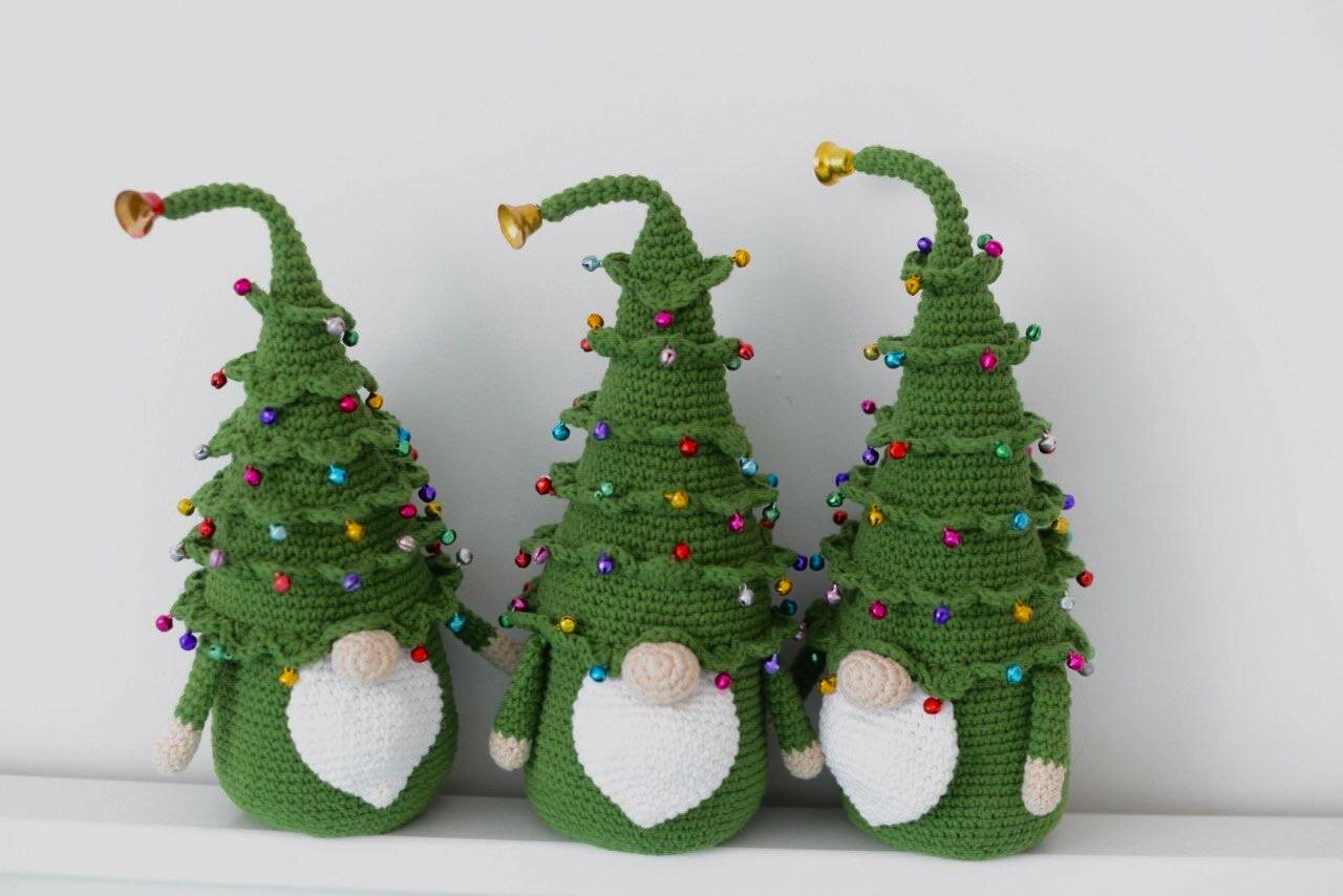 "Вязаный гном-елочка с елочными игрушками и колокольчиком" - авторская ручная работа