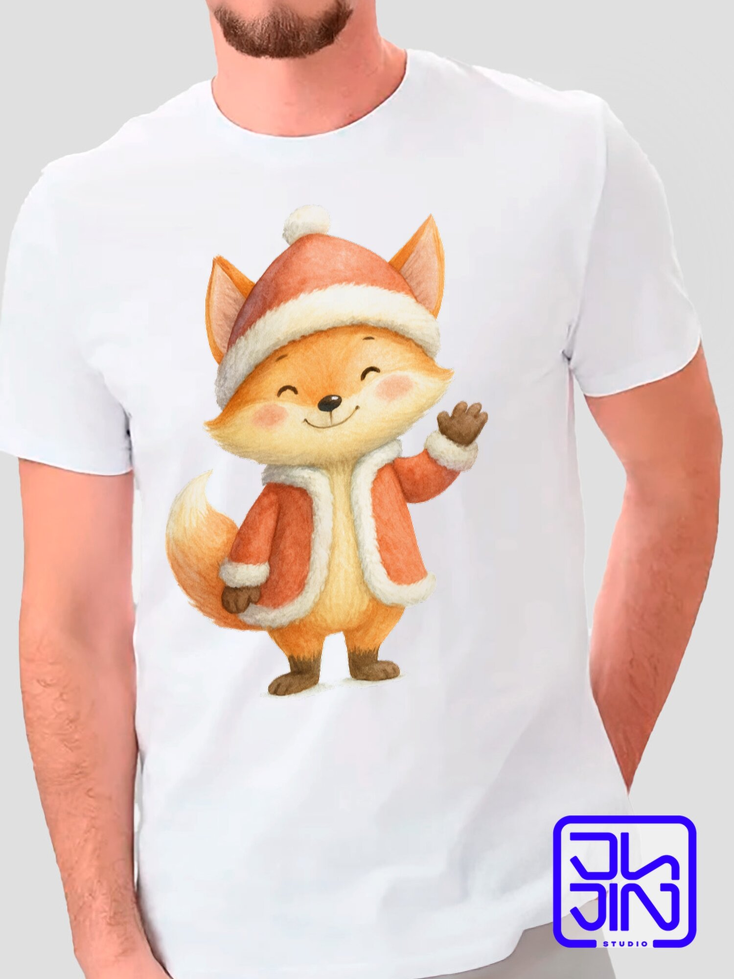 Футболка классическая мужская с авторским принтом Веселая рыжая лиса в оранжевом костюме санты, милая и привлекательная, белый хлопковый трикотаж с прикольным рисунком на груди