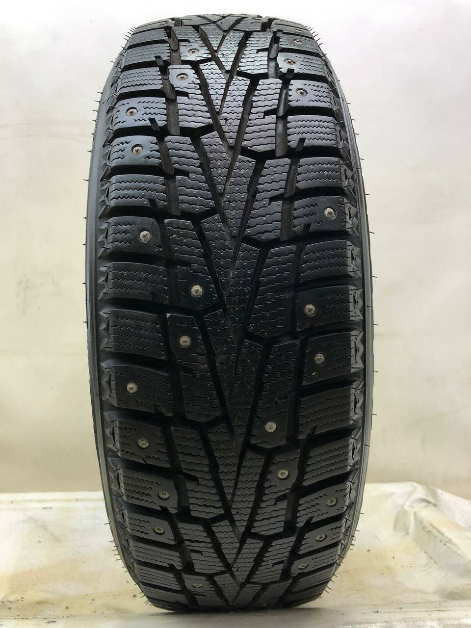 Зимние шины шипованные Roadstone Winguard winspike 185/65 R15 5% износ TSB044245