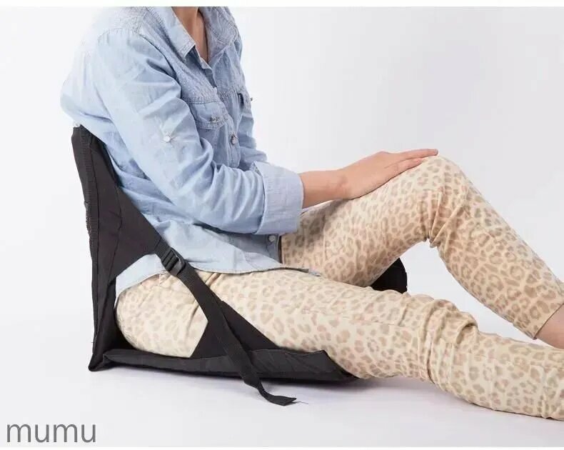 Йога, медитация и расслабляющие стулья, сложенные