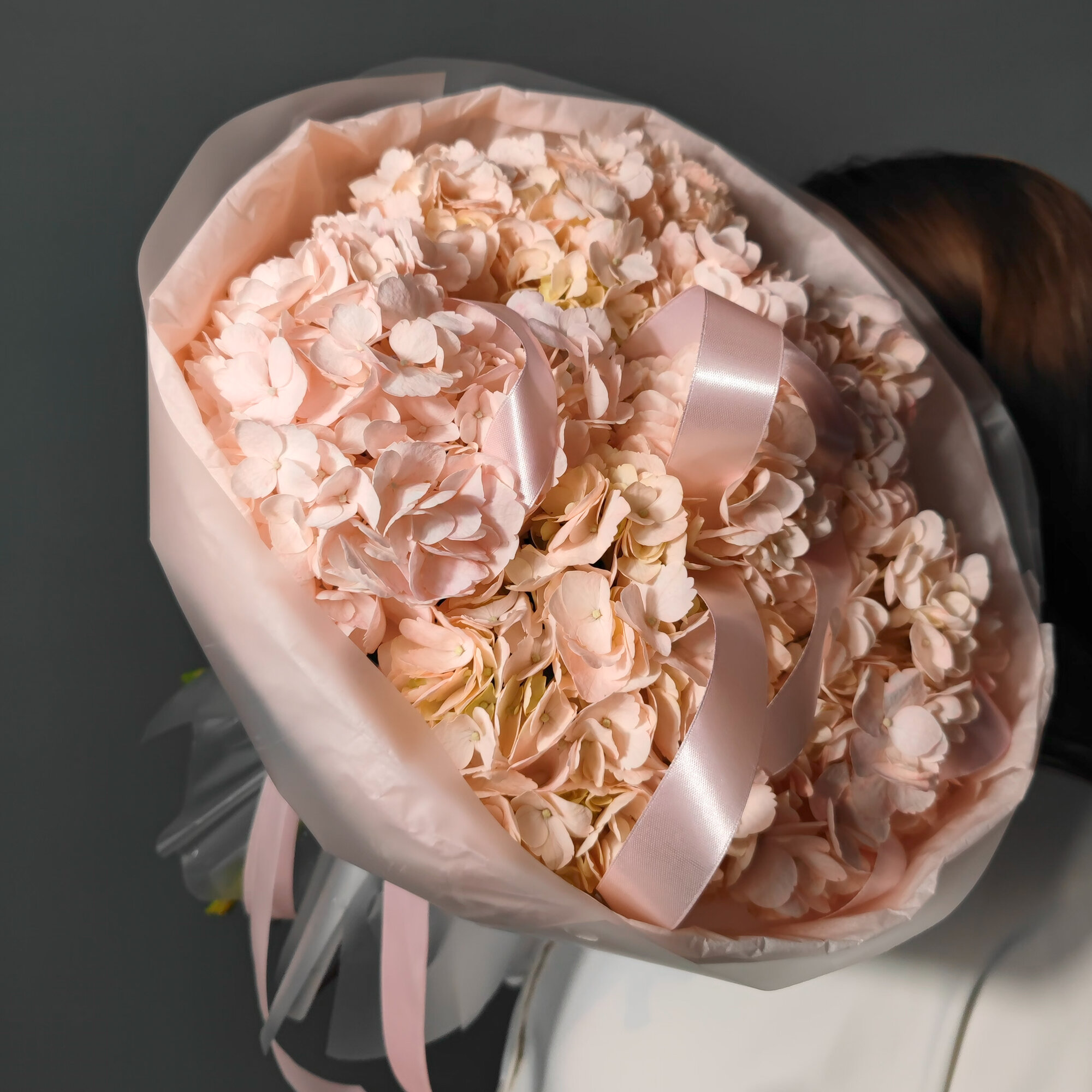 Цветы / Большой букет из 5 гортензий с лентами в дизайнерской упаковке