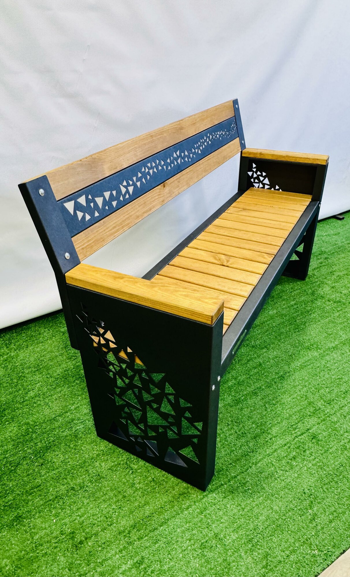 Скамейка Feroom Group "Комета", дерево/металл, с подлокотниками, прочная спинка, 141х46х90 см