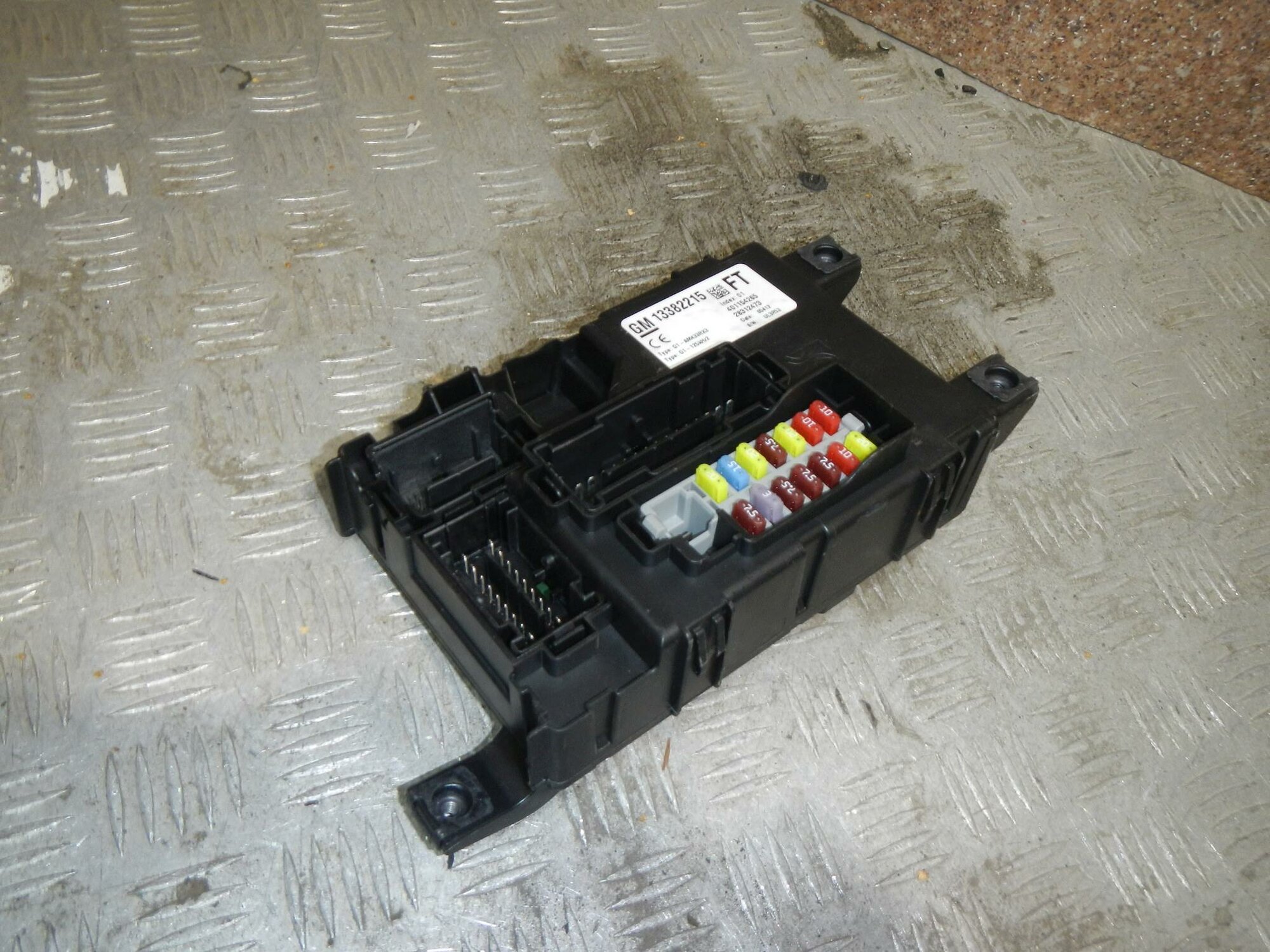 Б/У Блок предохранителей, Opel (Опель)-CORSA D (06-) OPEL CORSA D (06-) без повреждений. 479633 GENERAL MOTORS арт. 1338...