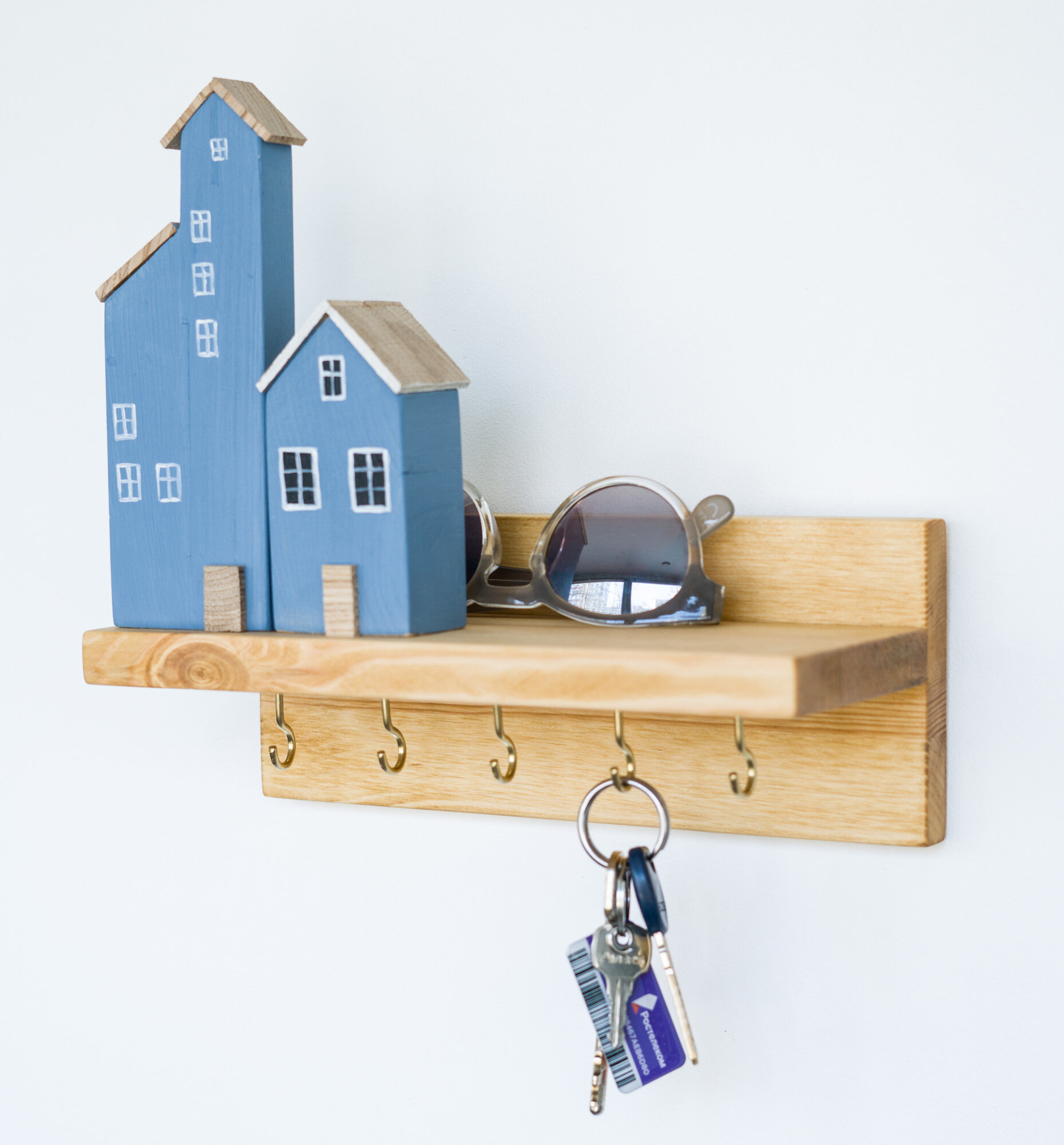 Полочка с ключницей из натурального дерева. На 5 крючков с декором
