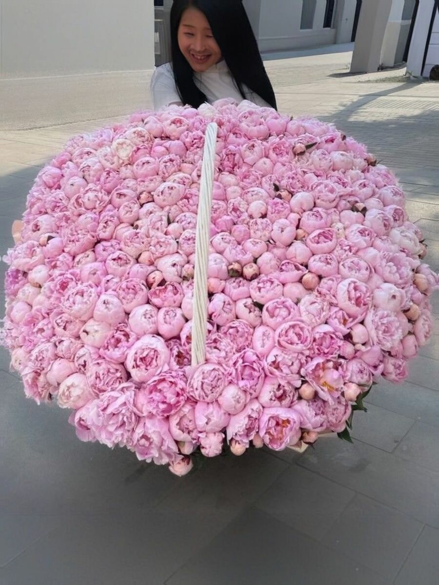 Огромный букет из 301 пиона в корзине