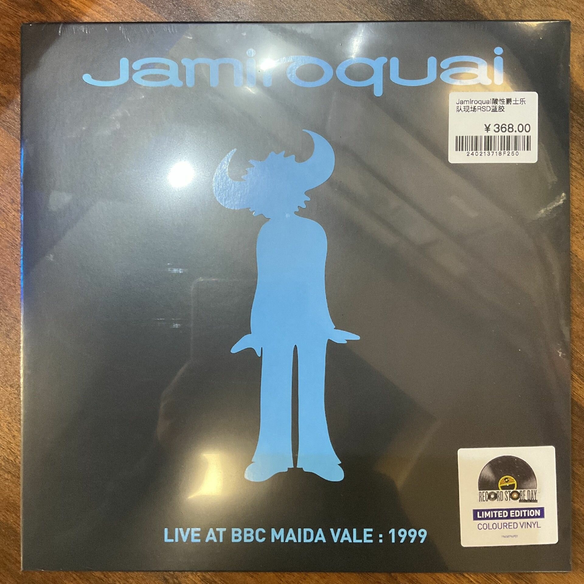 Виниловая пластинка Jamiroquai - Live At BBC Maida Vale : 1999 Лимитированный RSD выпуск: прозрачно-голубой винил EP с концертной записью 1999 г. (евроиздание)-LYY