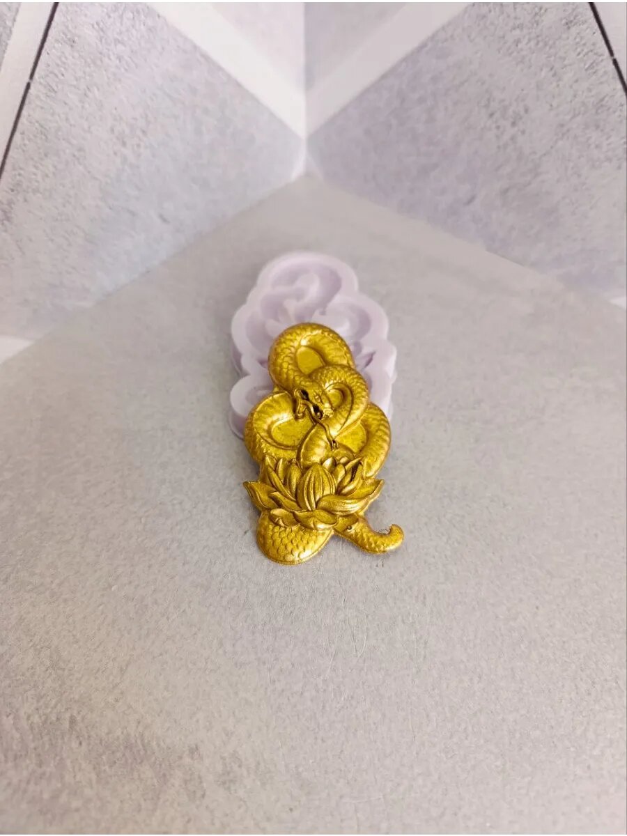 Молд силиконовый "Змей на лотосе". Высота готового изделия 8 см.