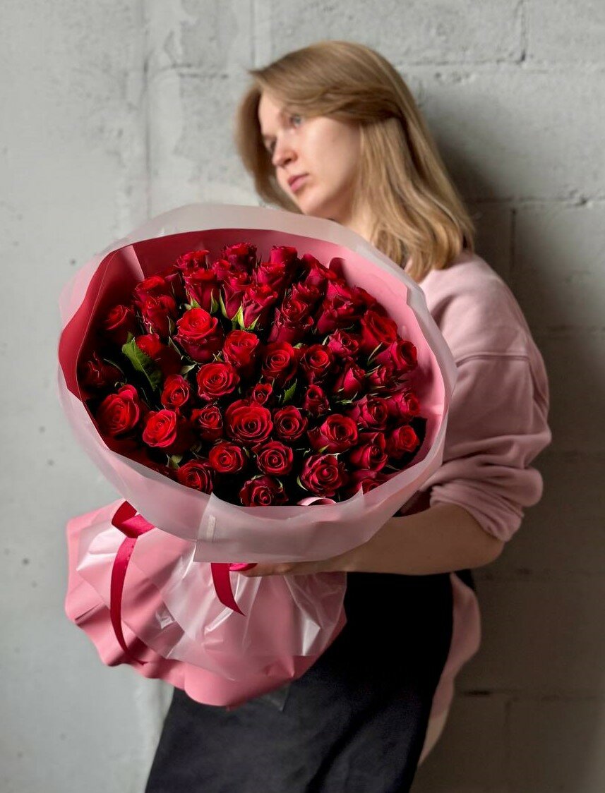 Букет из 51 красной розы, монобукет, кенийская роза, пышный букет, алые, на любой повод, для девушки