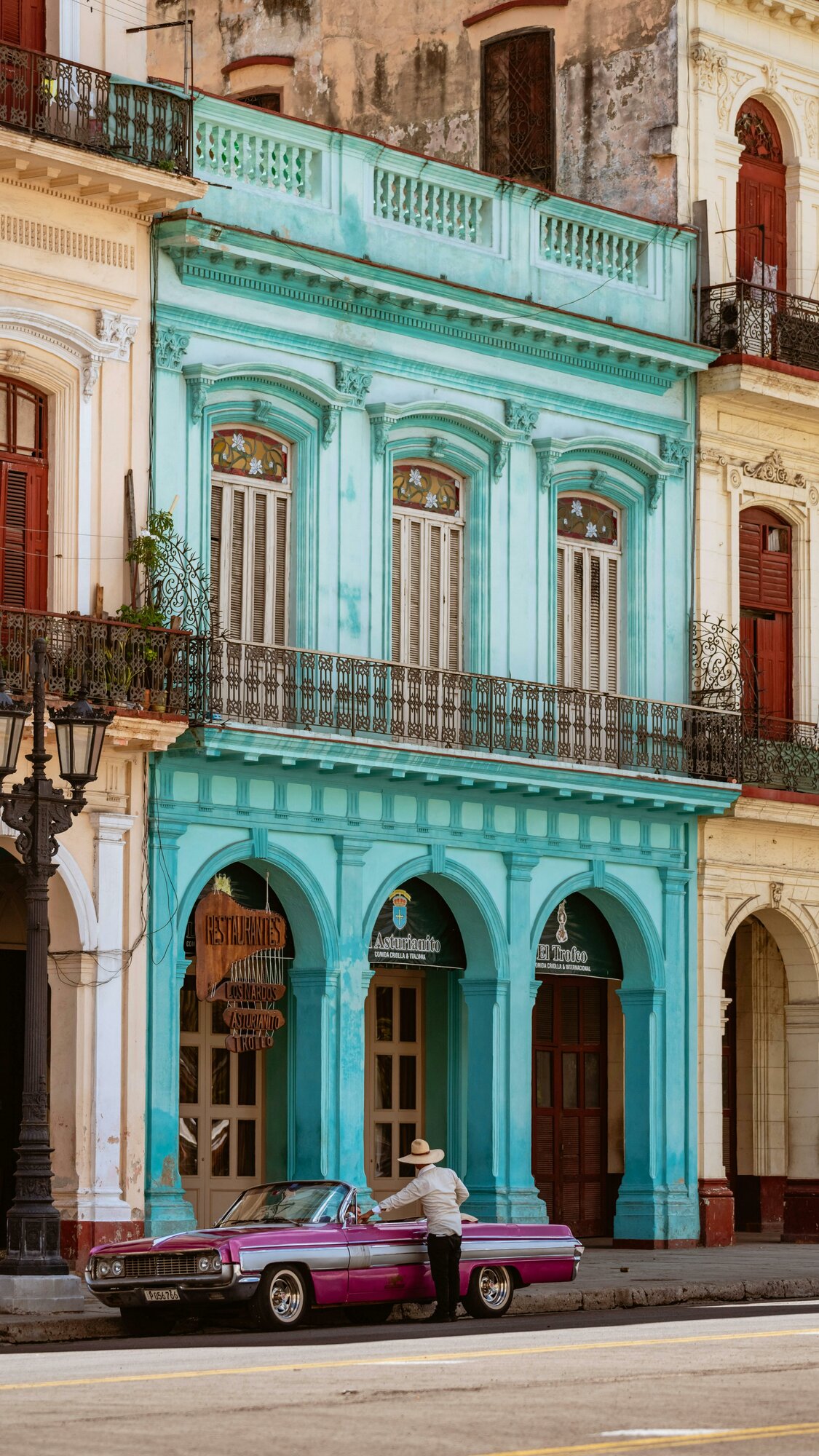 Картина на холсте 60x110 LinxOne "Автомобиль, интерьер для дома / декор на стену / дизайн