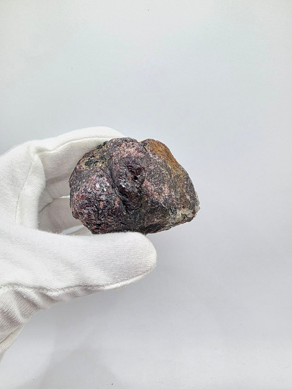 Коллекционный гранат Северной Карелии, альмандин, красный, необработанный, 50мм, 259г