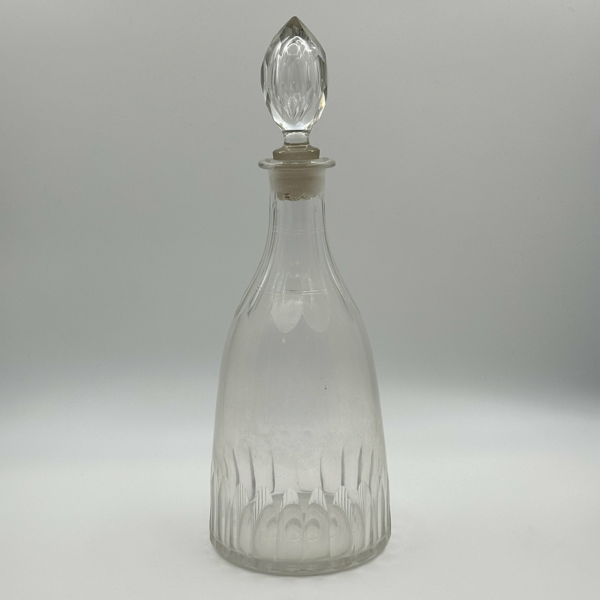 Штоф с граненым основанием и пробкой, стекло, Европа, 1950-1970 гг.