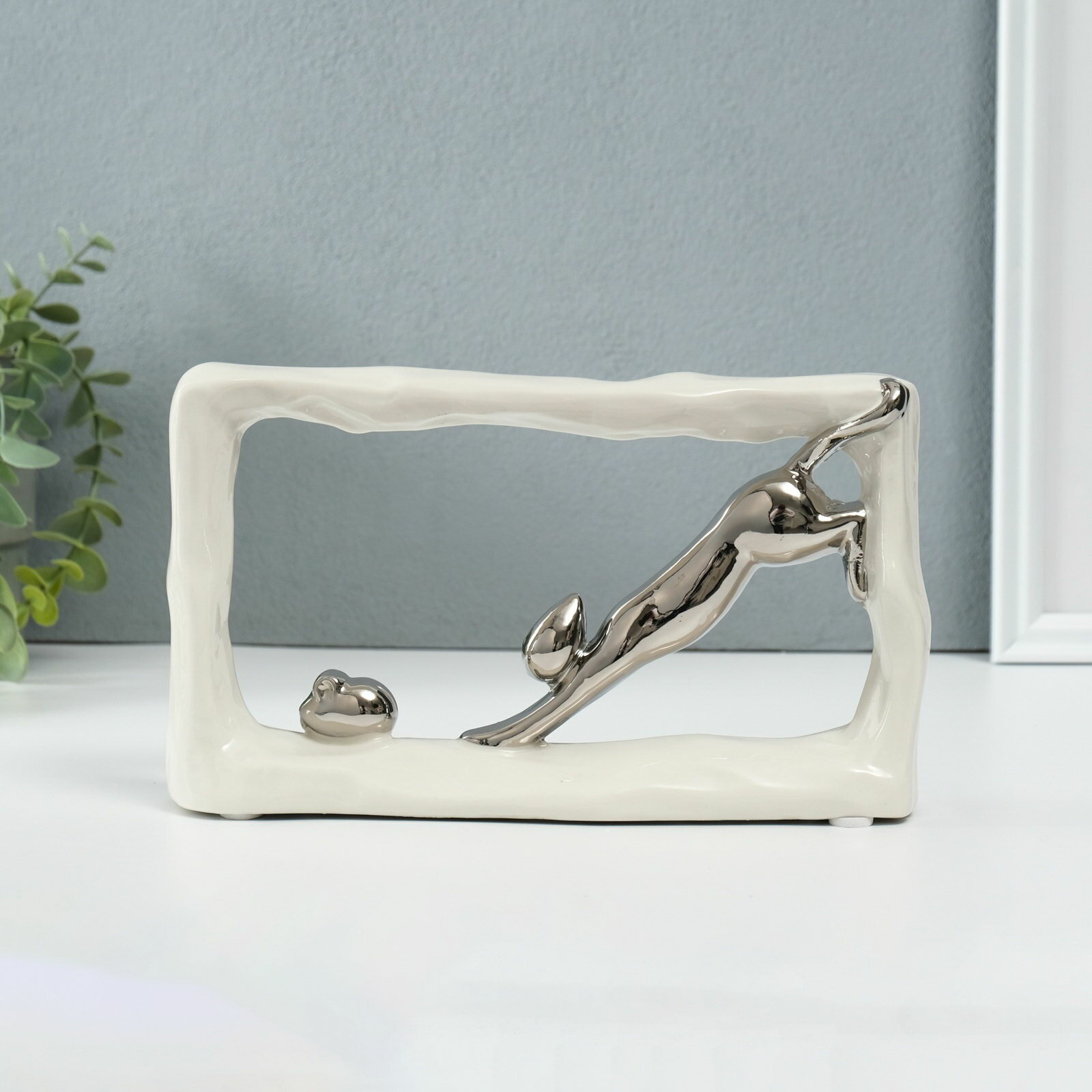 Фигурка керамика "Кошки-мышки - погоня. Прямоугольник", белый с серебром, 5.5x21.5x13 см