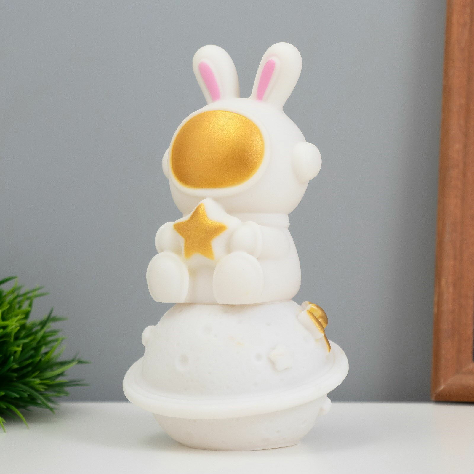 Фигурка светящаяся "Заяц со звездой на Сатурне", LED-ночник, 2 Вт, LR44 5x8x13 см