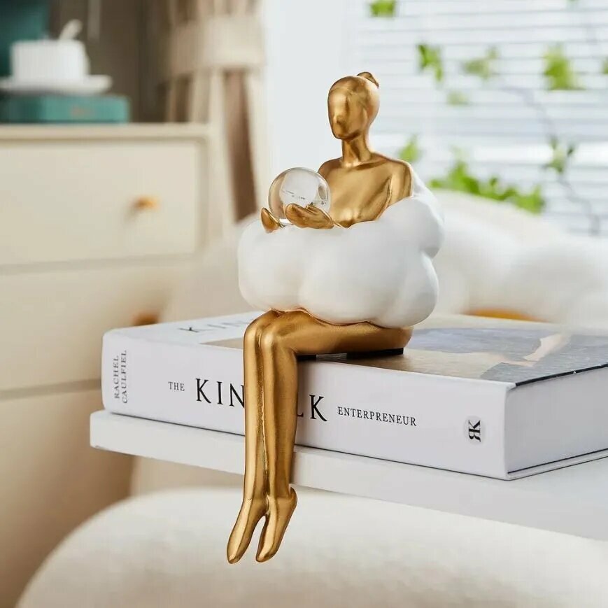 Статуя девушки-облака в стиле арт-деко,