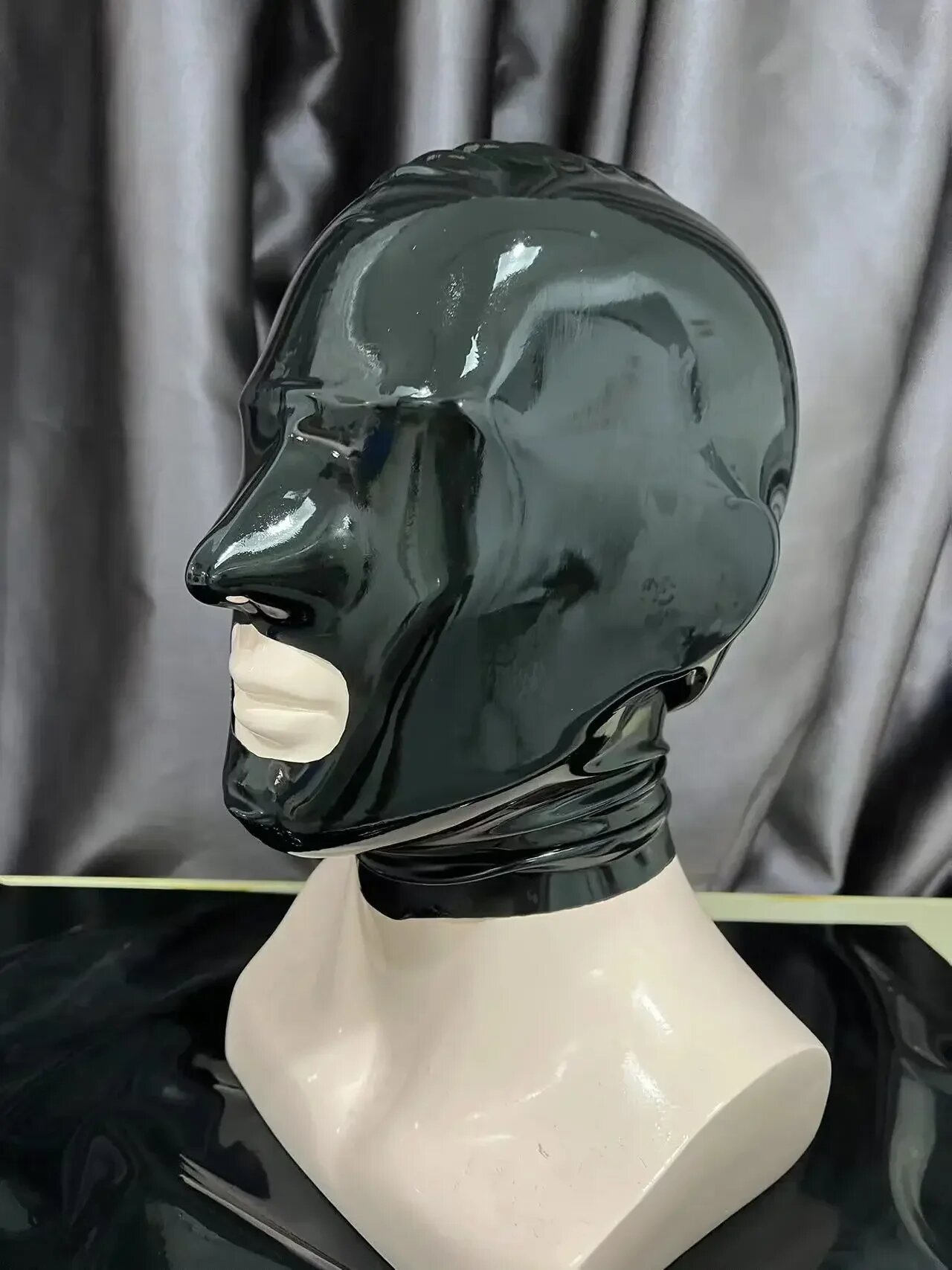 Черная латексная маска с капюшоном Rubberfox XL, Nostril mouth