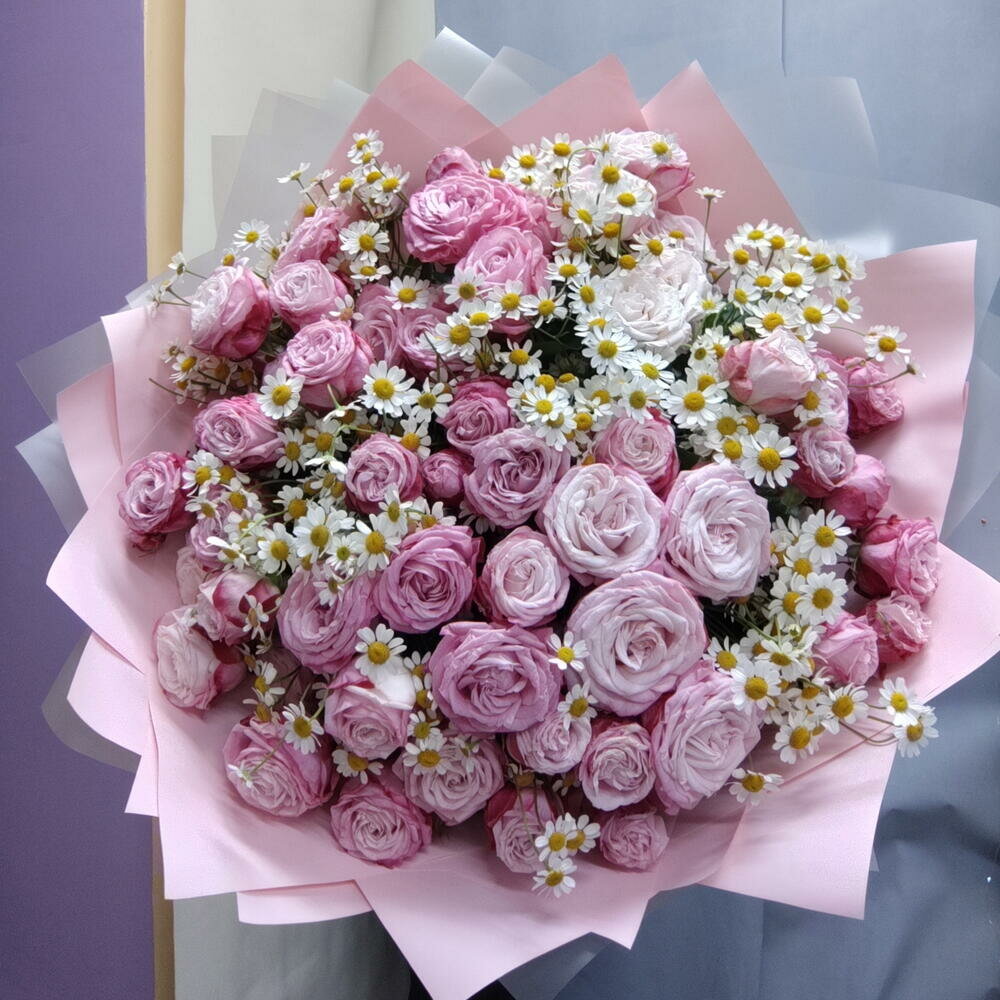 Букет из кустовой пионовидной розы и камиллы