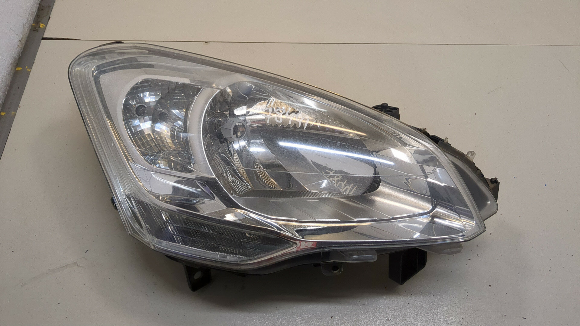 Фара (передняя) правая Peugeot Partner Б/У