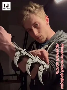 Игрушечное оружие /управляемый проволокой нож для запястья Бэтмена / Механический деформируемый коготь + Серебряная правая рука