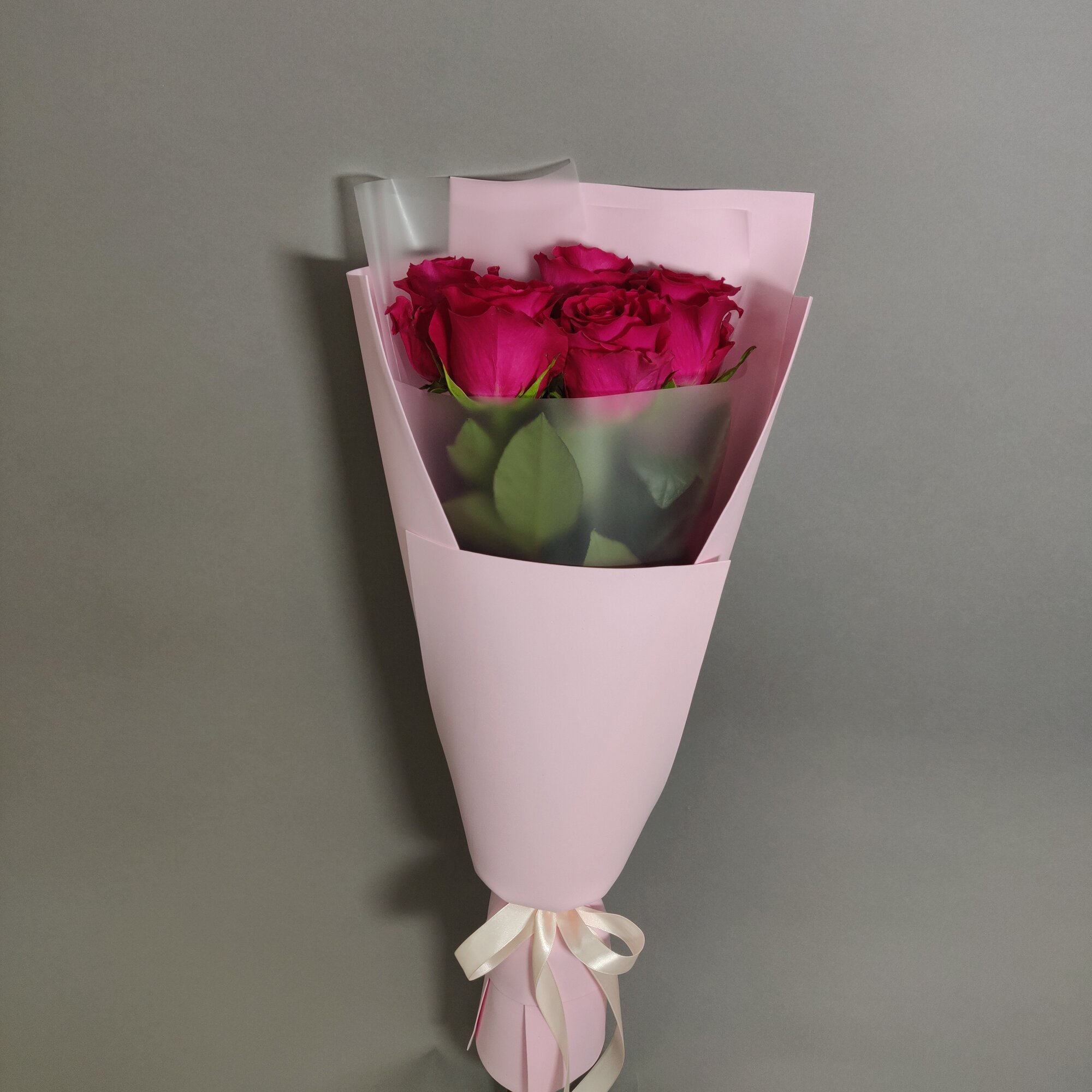 Букет "Роза Готча" Эквадор, дизайнерская упаковка, 50 см, 5 шт