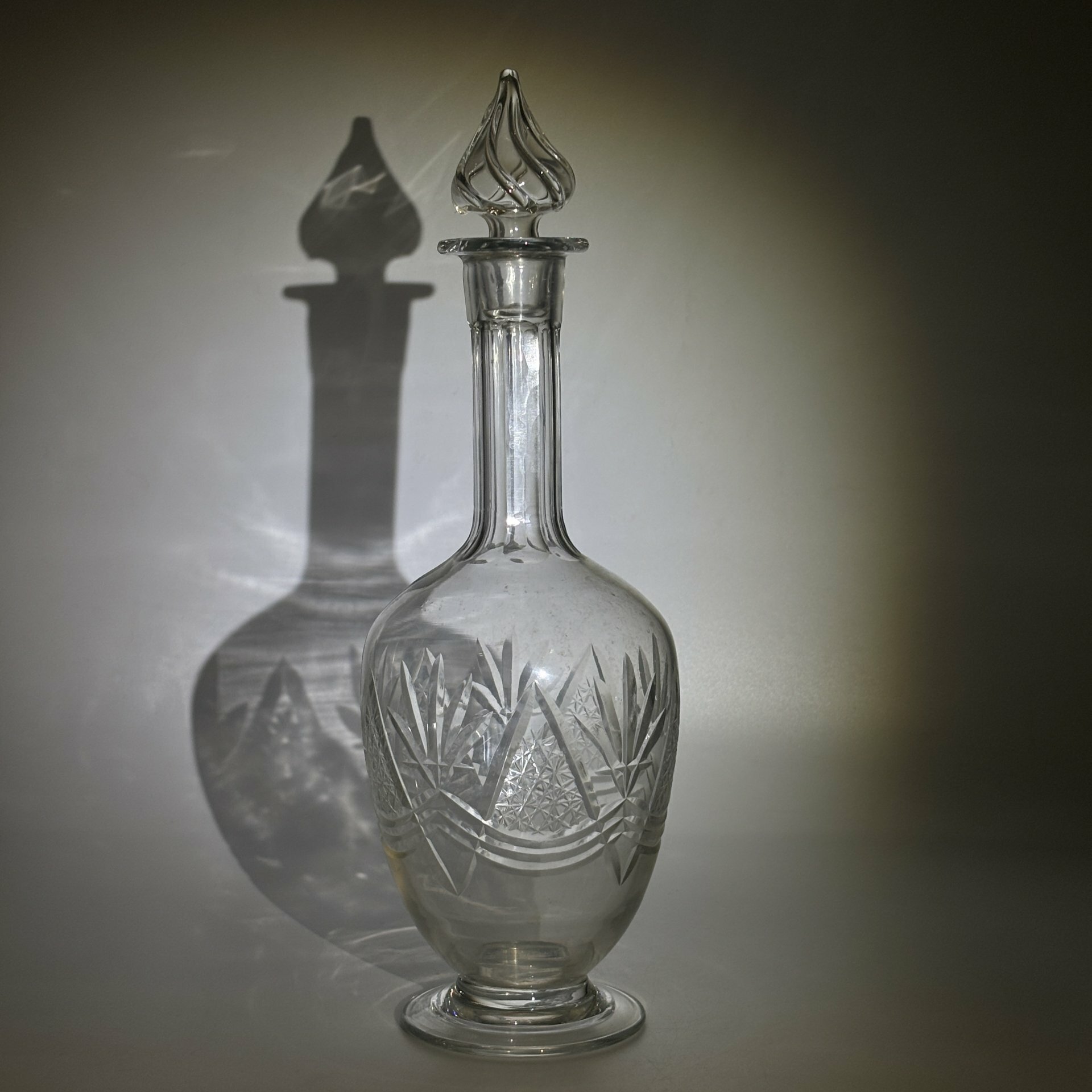 Штоф (графин) с резным декором, стекло, резьба, СССР, 1950-1970 гг.