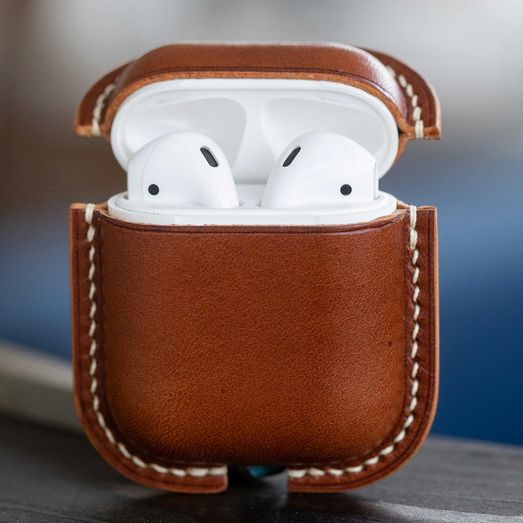 Чехол DEiSTER Handcrafted, для AirPods 1/2, натуральная кожа, защита от пыли, цвет коньячный