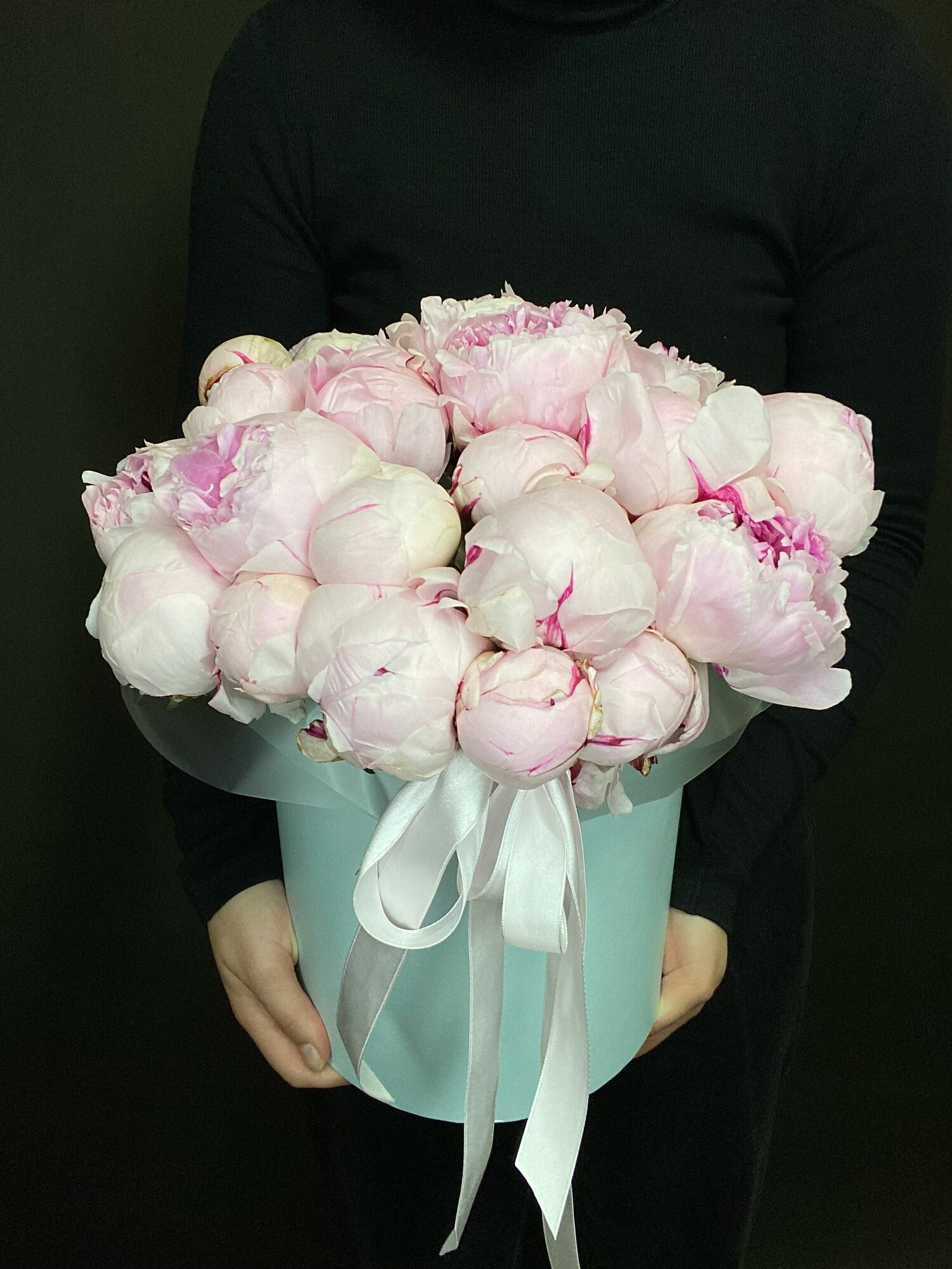 Коробка с пионами