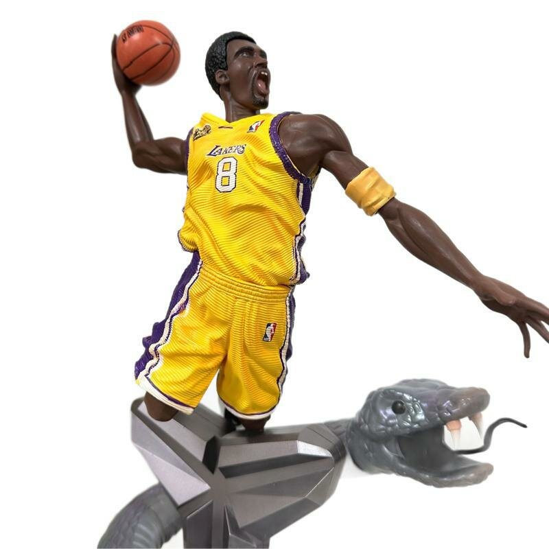 Фигурка Коби Брайанта под номером 24 из серии "Черная Мамба" НБА — высококачественная модель и украшение, посвященное звезде баскетбола Коби.