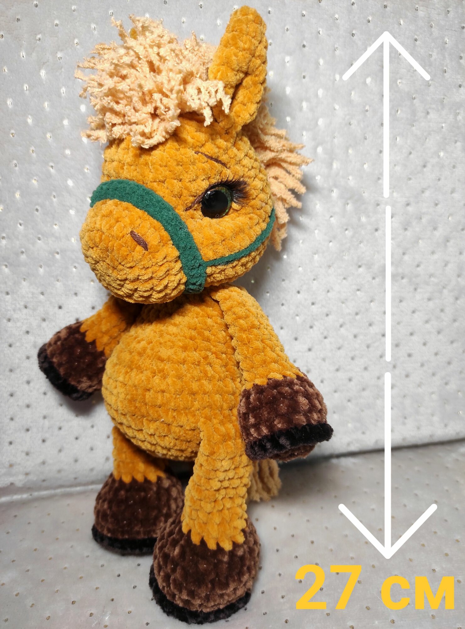 Лошадка вязаная из плюшевой пряжи. Авторская, ручная работа. Игрушка интерьерная.