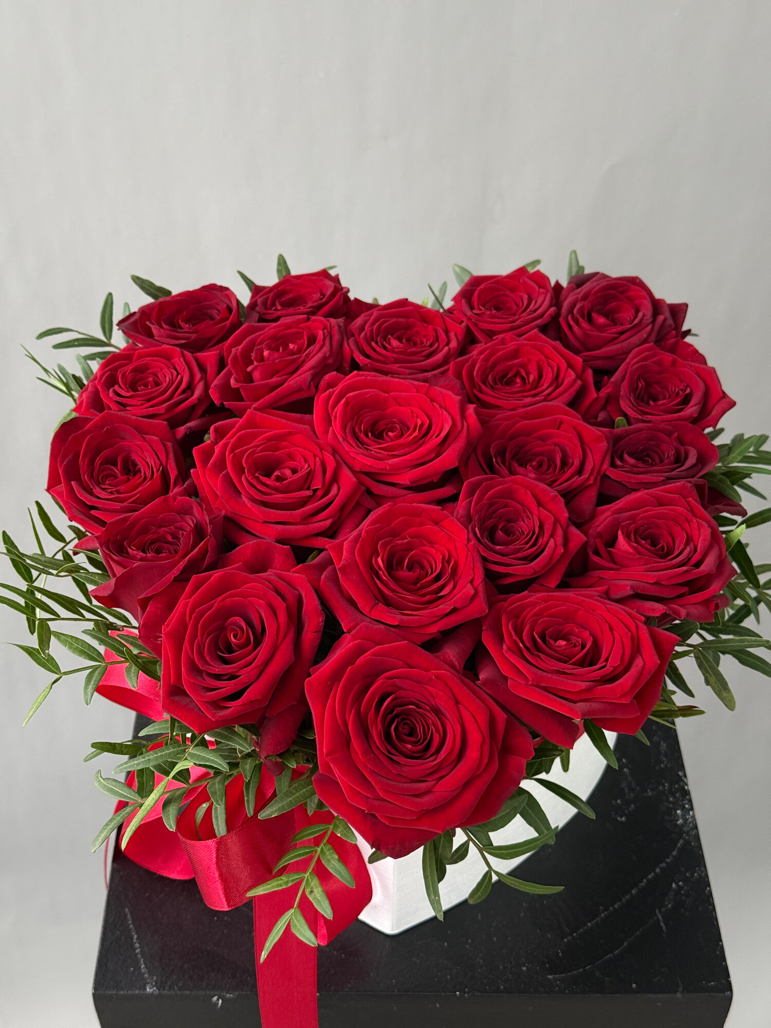 Композиция из красных роз в форме сердца, розы в форме сердца