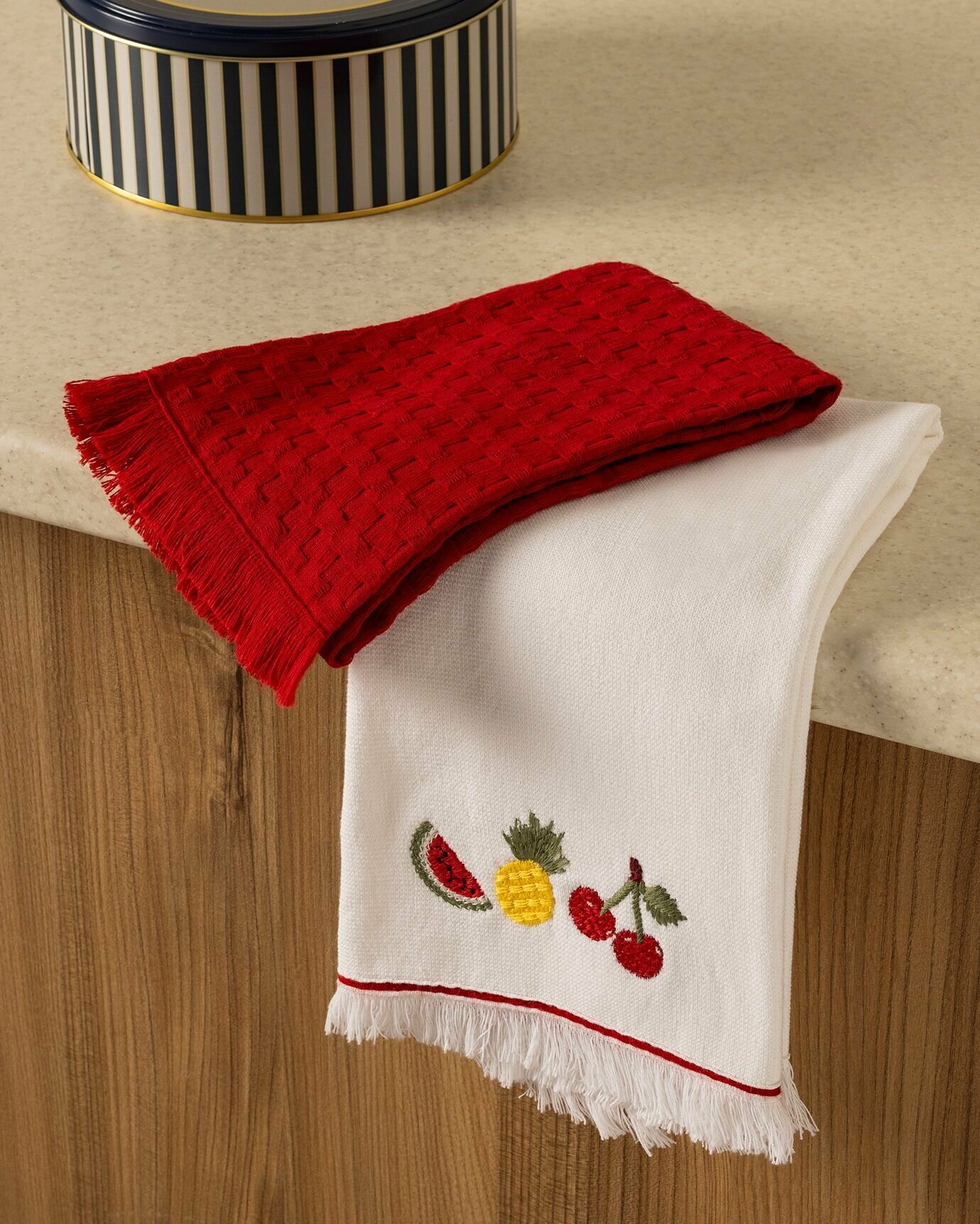 Комплект кухонных полотенец. Состав:100% Хлопок. Размер:2X(40X60)CM. Цвет: Белый, Красный/PASTEQUE