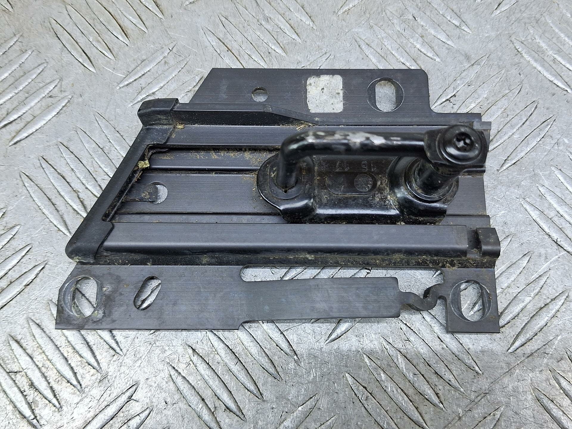 Замок капота Audi A4 B9 2017 8W0823185E