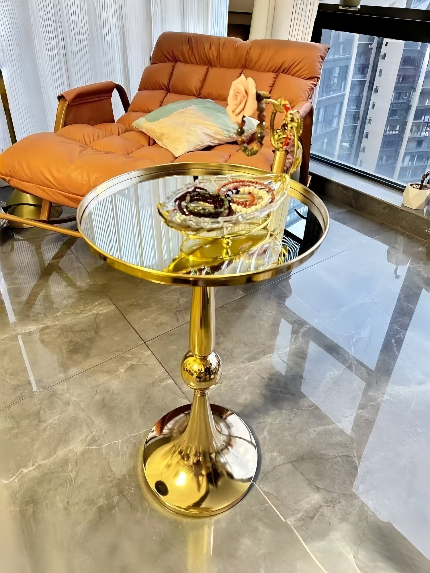 Эксклюзивный журнальный столик золотой 36 см в диаметре при высоте 62 см
