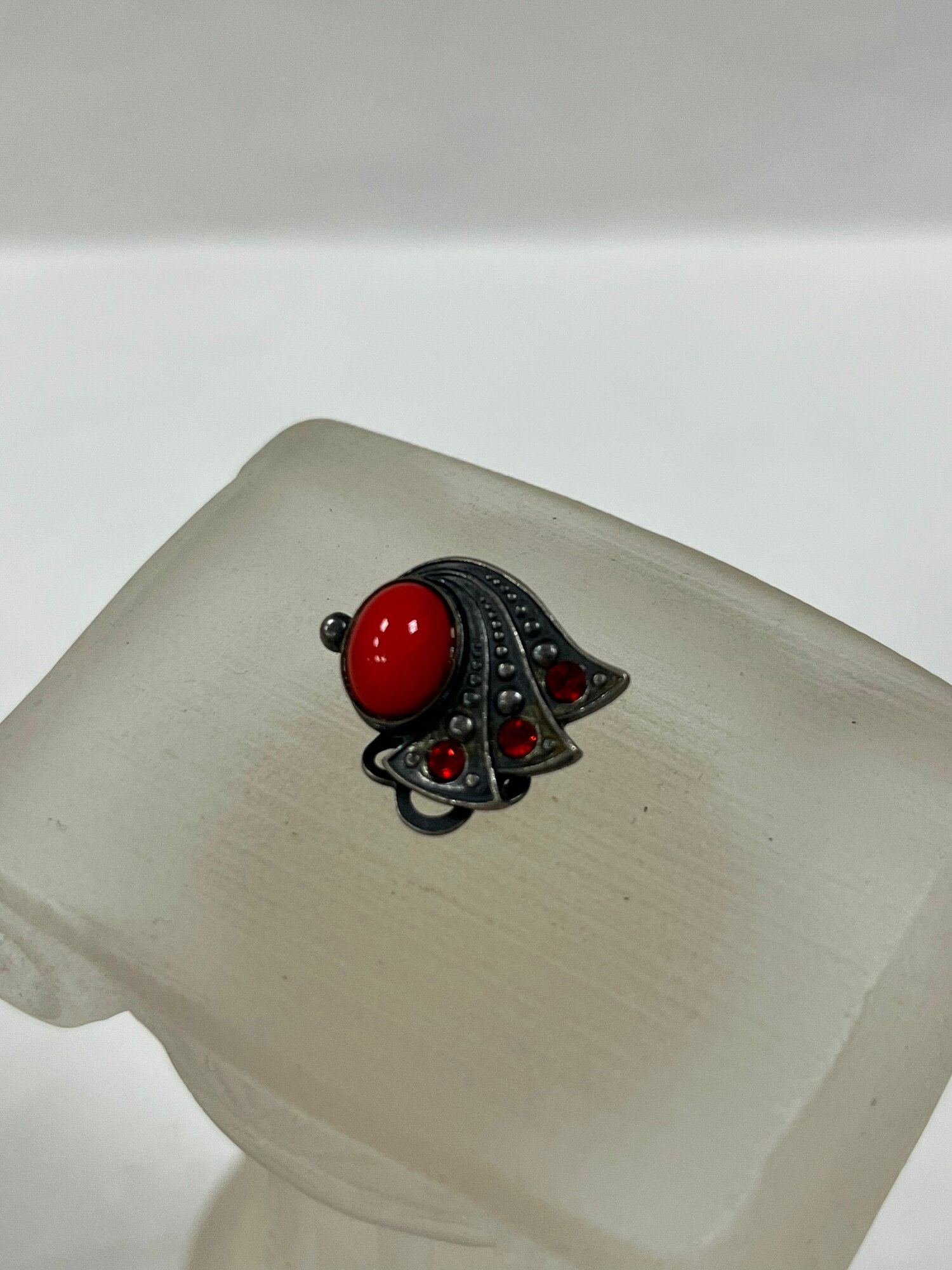 Советская мельхиоровая клипса, красное ювелирное стекло, сделано в СССР