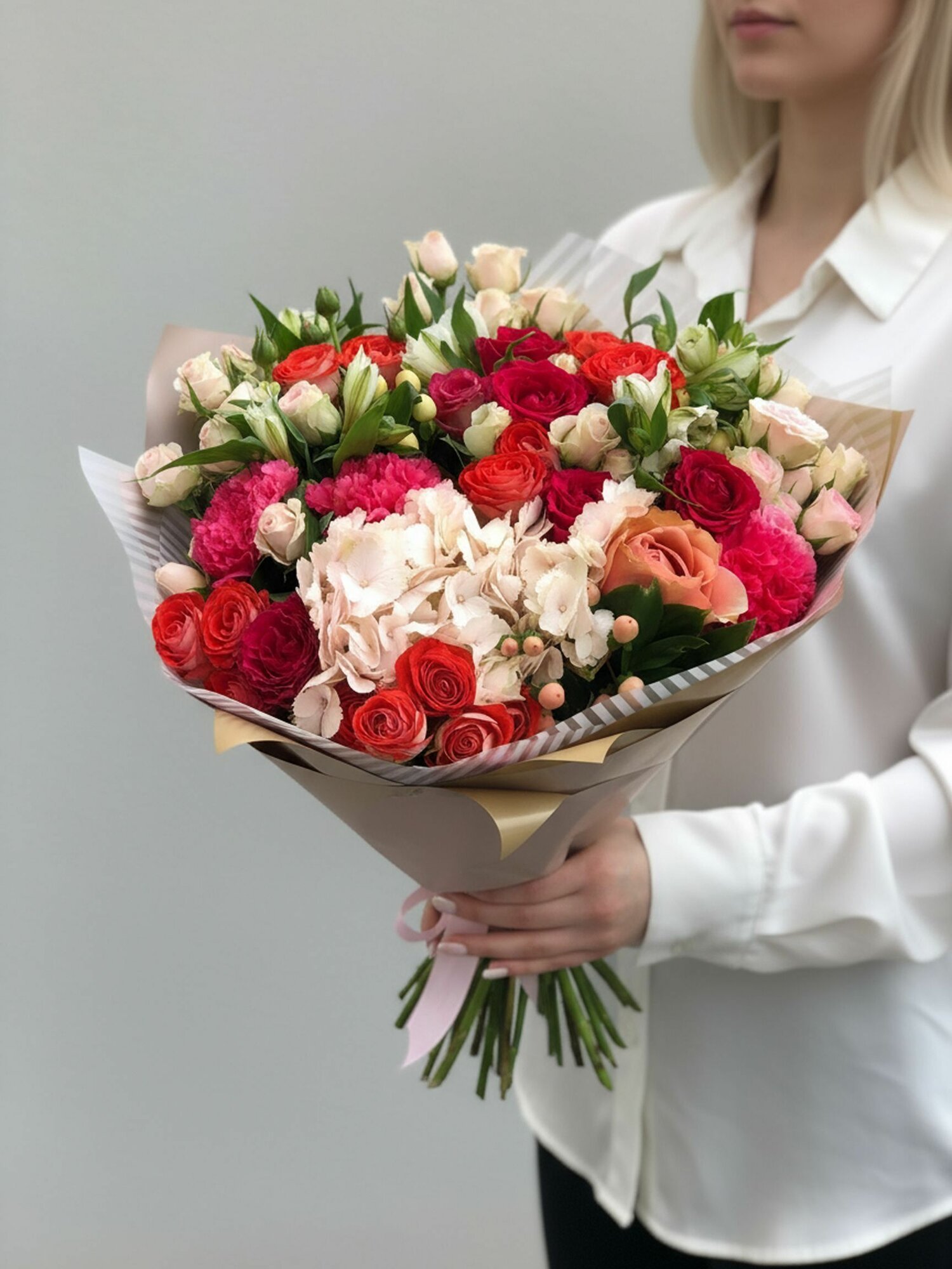 Букет с гортензией "Грезы", розы, альстромерия, диантус, гиперикум, 40х40 см.