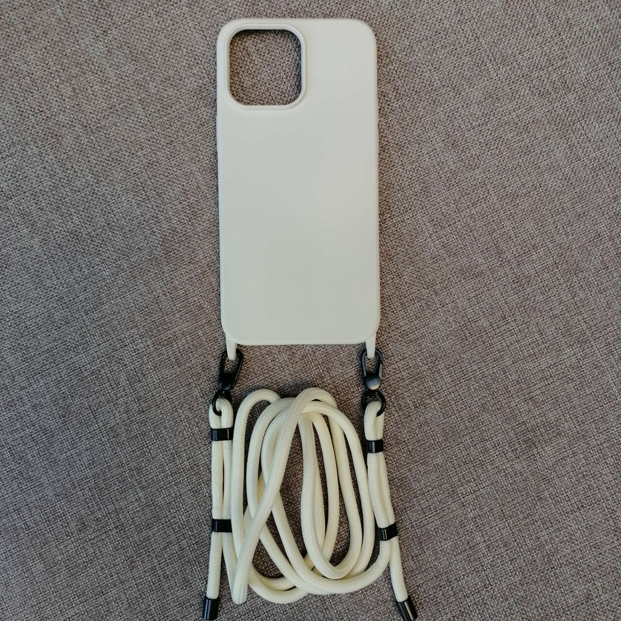 Чехол-накладка для IPhone 15 Plus из высокого качества силикона и веревкой-цепочкой на шею или плечо.