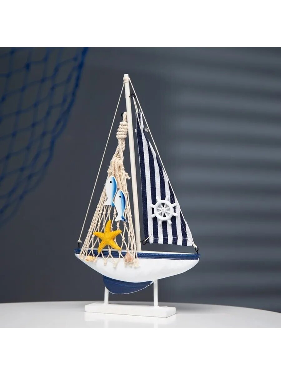 Декоративный корабль-сувенир с парусами