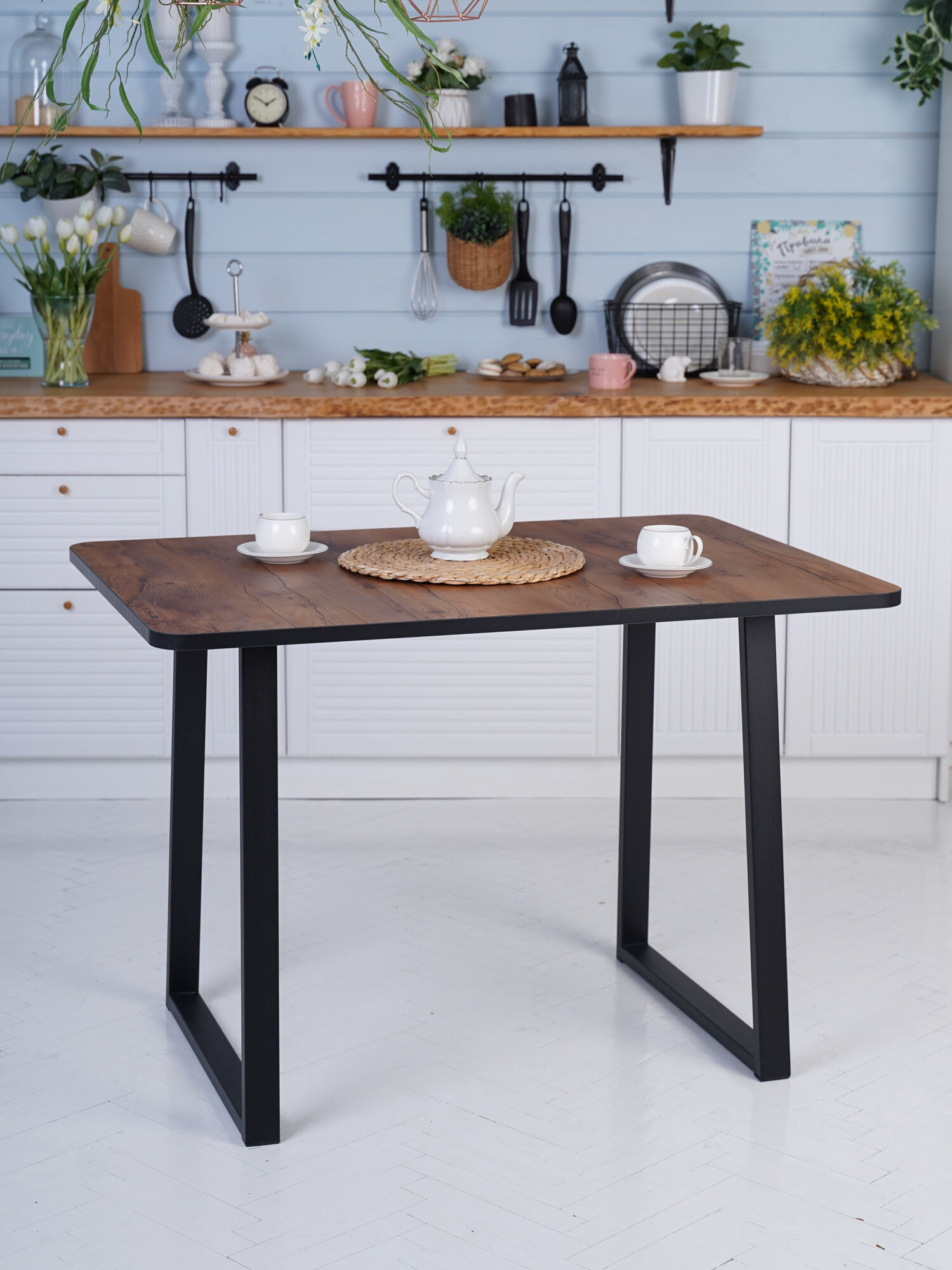 Стол кухонный обеденный нераздвижной Хьюстон, пластик Таксус, опоры металл, 110х75x75 см.