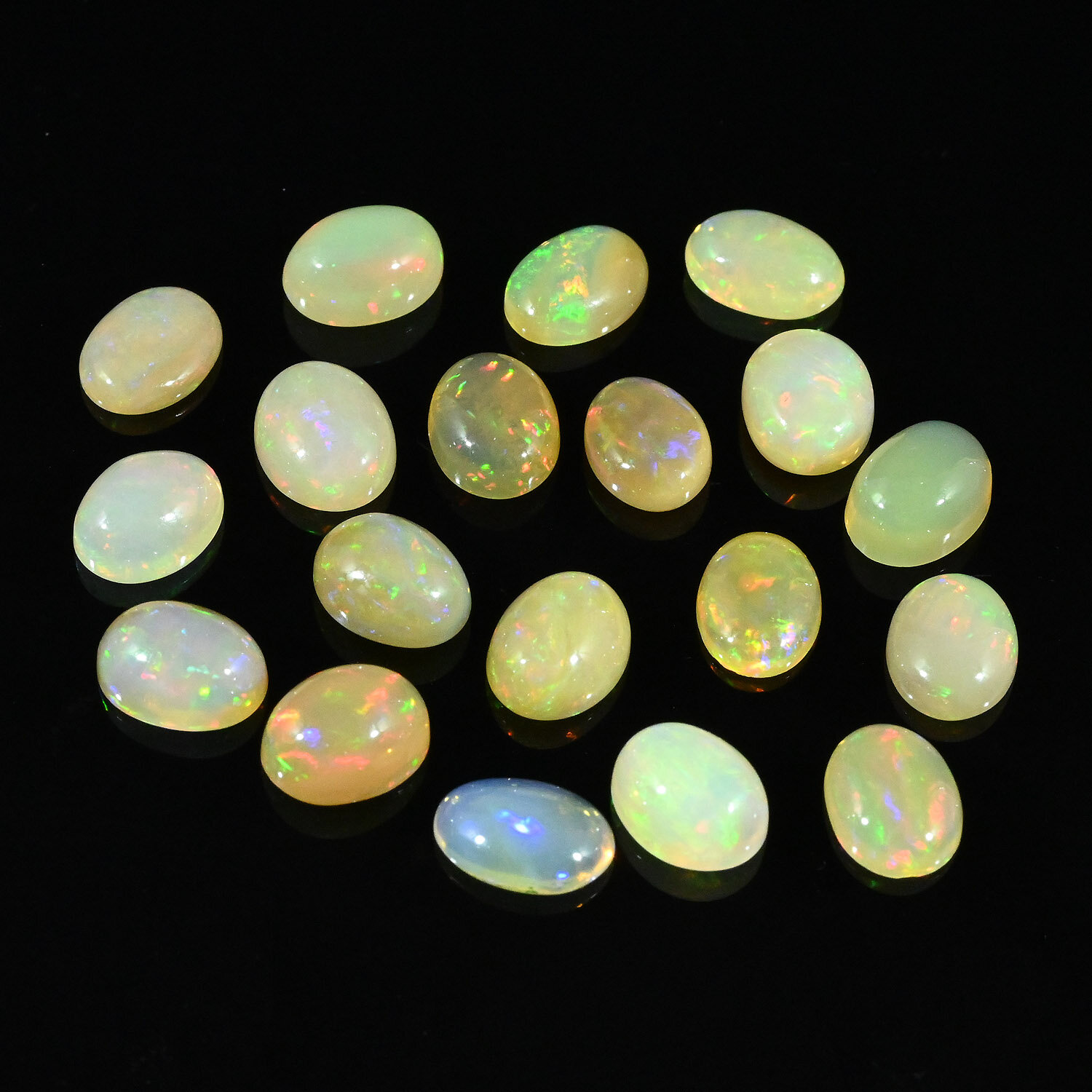 Кабошон из опала золотого овал 7*9мм, 0,85ct