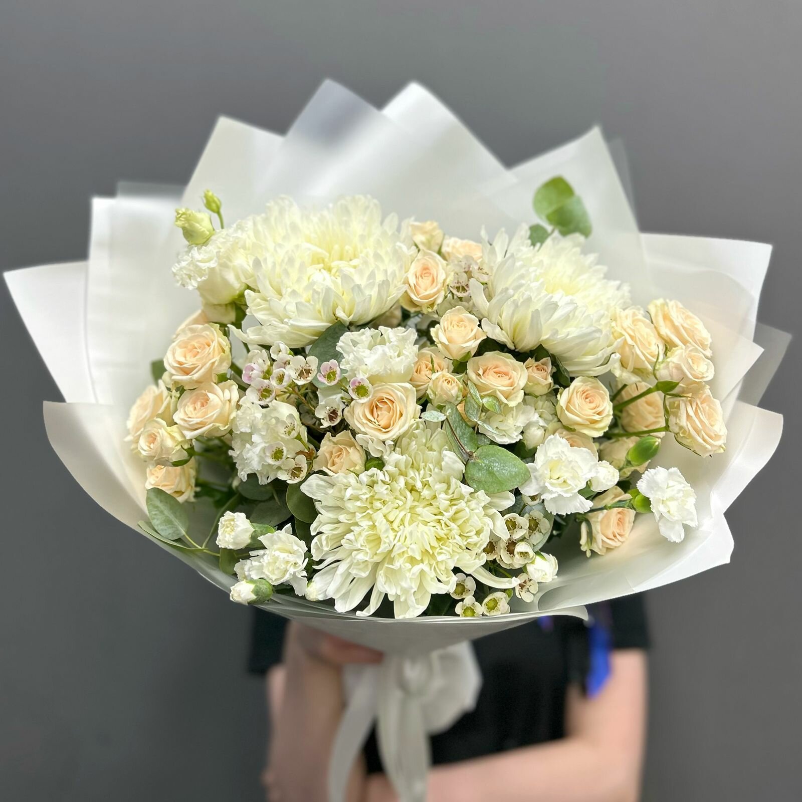 Букет FLOWELLE, с хризантемами, розами, гвоздиками и хамелациумумом, белый, S