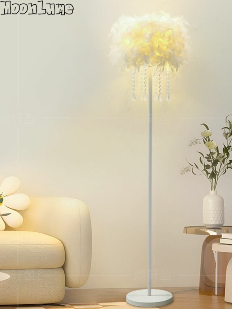 Романтичный торшер с перьями