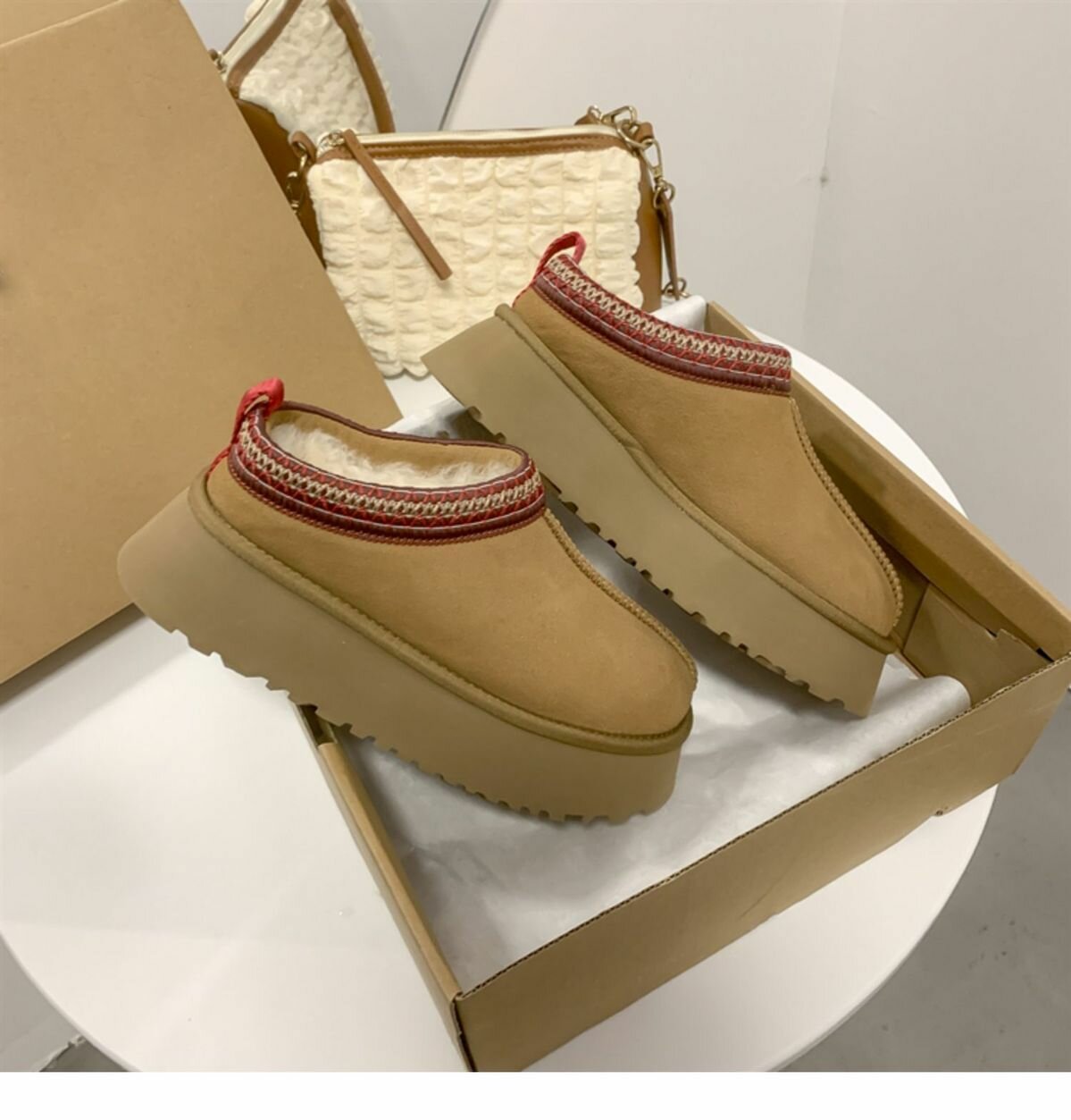 Женские зимние ботинки на толстой подошве со шнурками, осень-зима 2025 года, новые теплые бархатные хлопковые туфли, полуботинки с закрытым носком и мехом для ношения на открытом воздухе