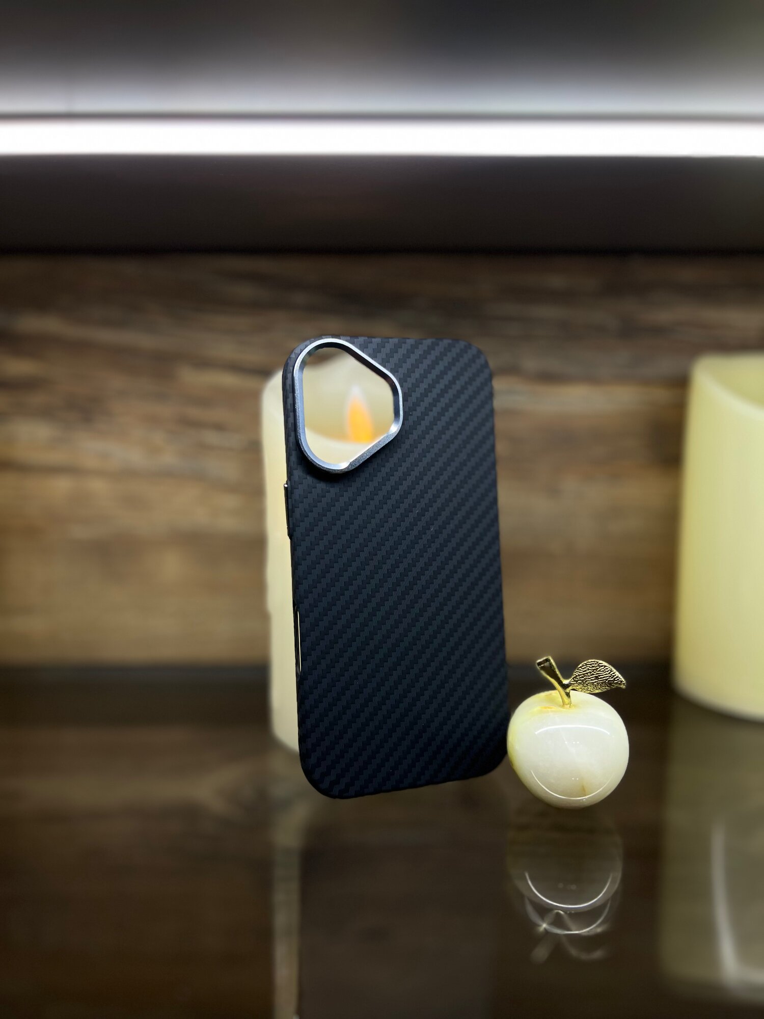 Чехол на iPhone 17 / Поддержка беспроводной зарядки / Черный / Luxo Life / Карбоновый дизайн