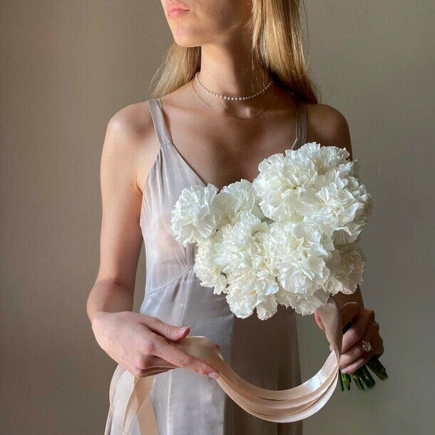 Букет невесты из белых гвоздик 17 шт в авторском оформлении, на свадьбу. Veresk 856