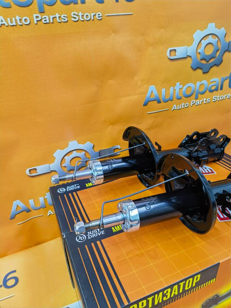 Амортизаторы передней подвески левый и правый Хендай Гетц Hyundai Getz 02- Япония