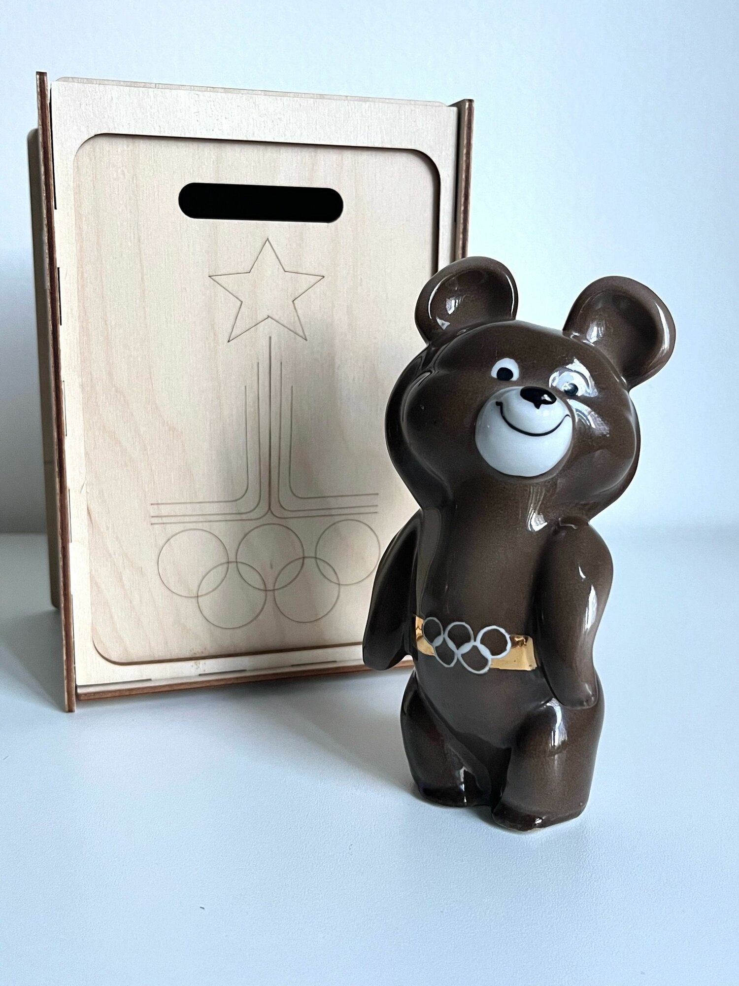 Статуэтка "Олимпийский мишка" Фарфор. Дулево. СССР. Клеймо. В подарочной коробке. Высота: 14 см.